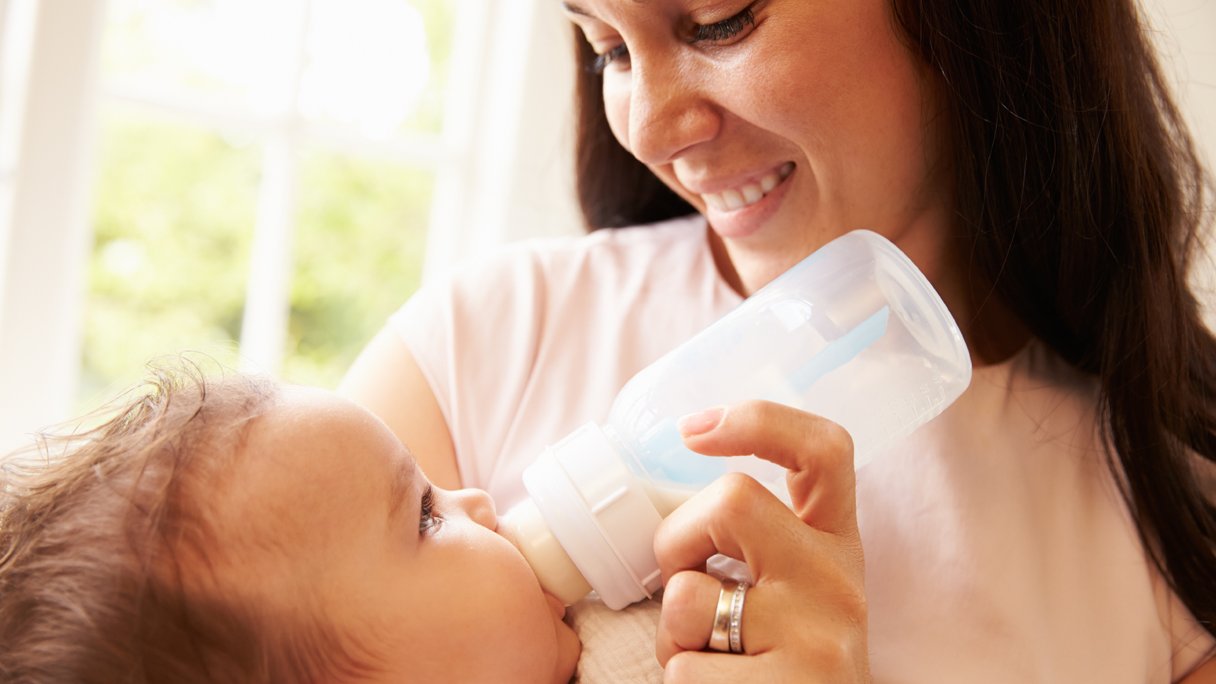 Zo bereid je flesvoeding voor je baby | Gezondheidsnet